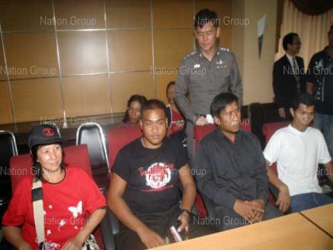 4คนเสื้อแดงรุมทำร้ายร่ายกายทหารเข้ามอบตัวตำรวจ