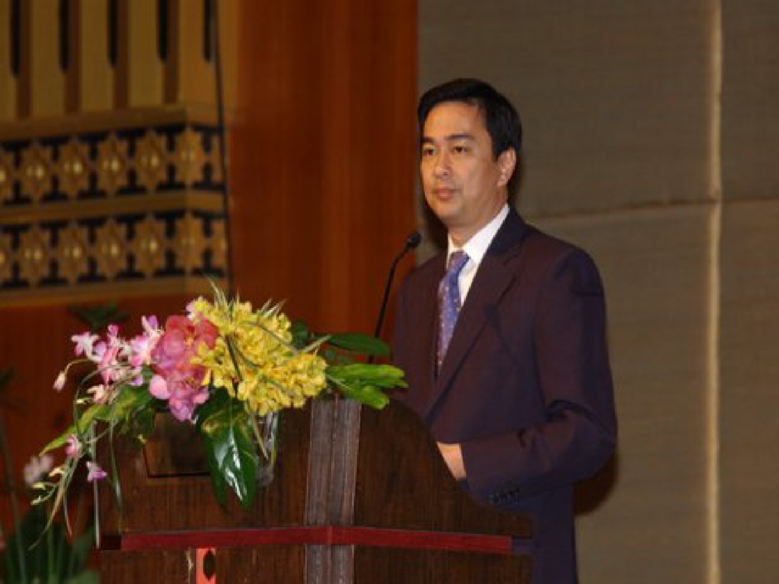 อภิสิทธิ์ฝากนักเศรษฐศาสตร์ช่วยขับเคลื่อนสังคม