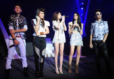 ป๊อบปี้ ทรี ทู วัน สะโพกหลุด แดนซ์กลางคอนเสิร์ตแรก | คมชัดลึก