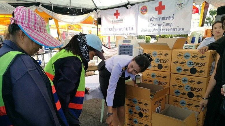 มอบรองเท้ายางสีดำสำหรับเจ้าหน้าที่เก็บกวาดขยะ | คมชัดลึก