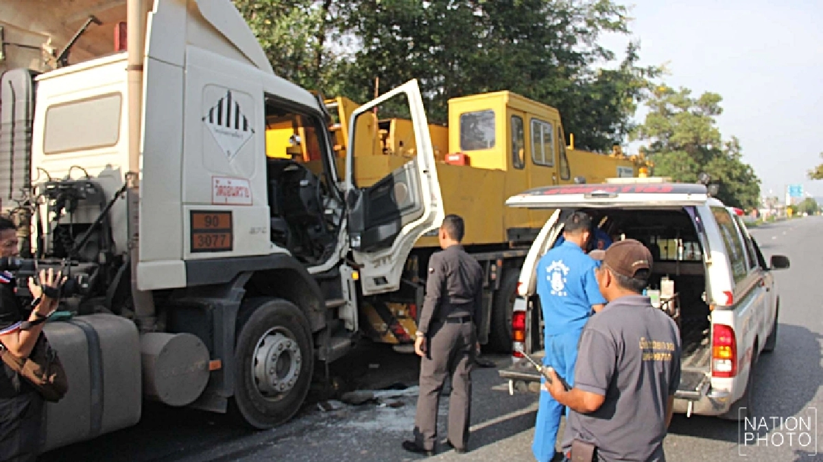 หวิดดับ!พ่วง22ล้อเสยท้ายรถเครนเจ็บ | คมชัดลึก