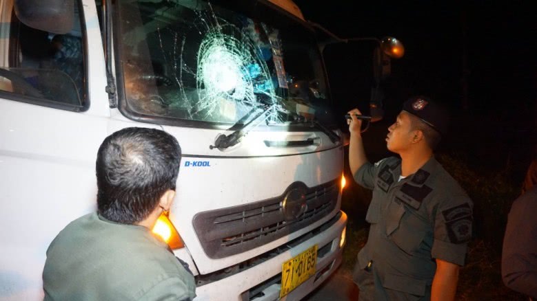 มือบอนปาหินใส่รถบรรทุกที่ชุมพร เศษกระจกฝังคนขับหวิดตาบอด | คมชัดลึก