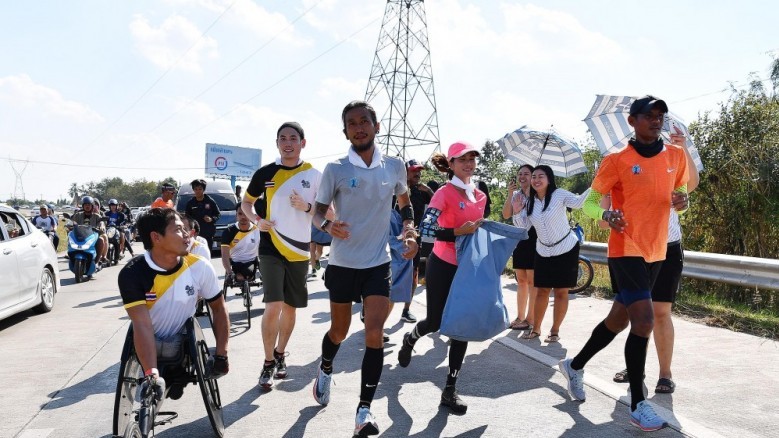 นักกีฬาคนพิการทีมชาติไทย ร่วมวิ่งกับ “พี่ตูน" | คมชัดลึก