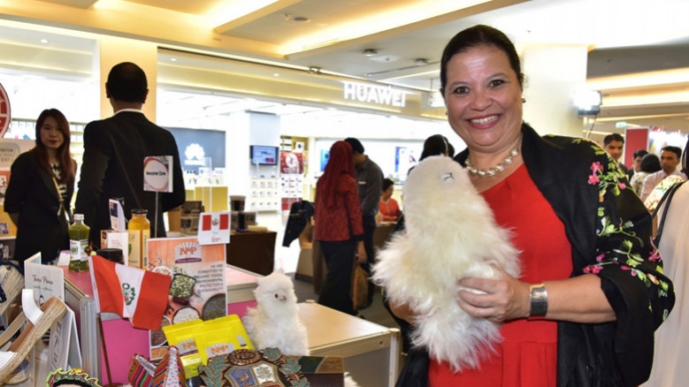 ช็อปกระจายงานออกร้าน "มาดามท่านทูต" | คมชัดลึก