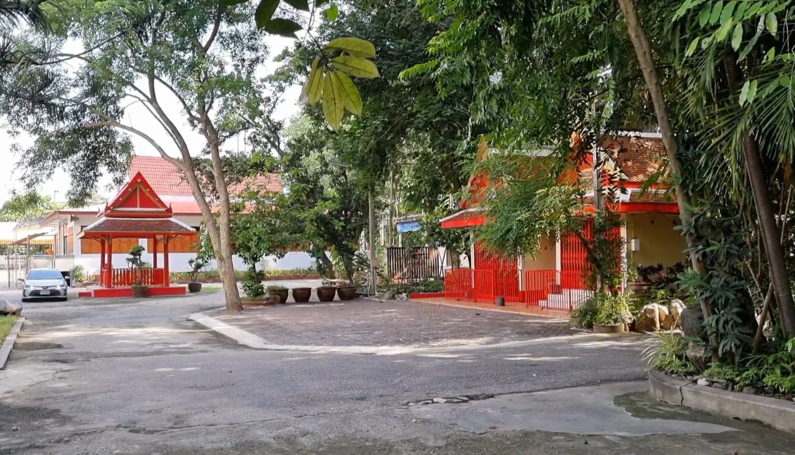 Funny, he identified the identify plate "Je Nut" collectively with "Sor ...