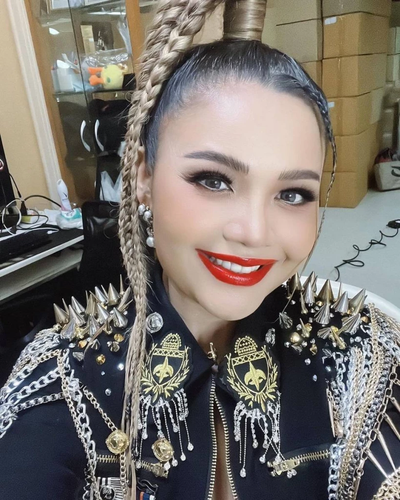 "ตั๊กแตน ชลดา" สุดทน ฟาดกลับ กลางคอนเสิร์ต หลังโดนแซวถึงคนในอดีต หวิดดราม่า