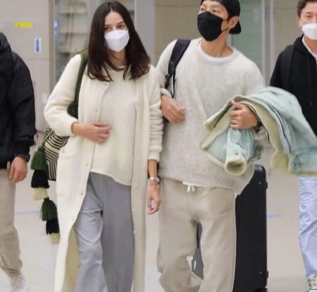 เปิดโปรไฟล์ คนข้างกาย "ซงจุงกิ" ดีกรีอดีตนักแสดง "Katy Louise Saunders"