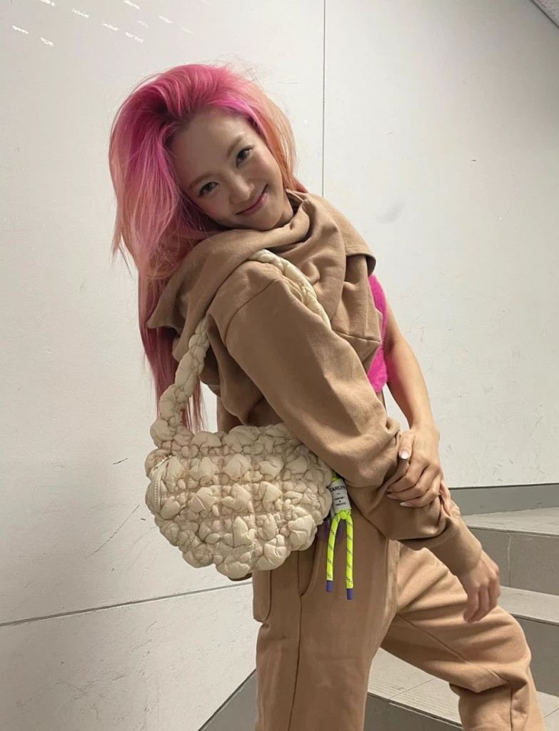 รู้จัก ความดังของเจ้านุ่ม 'COS - CARLYN' ศิลปินดังเกาหลี จับจนปังเป็นไวรัล