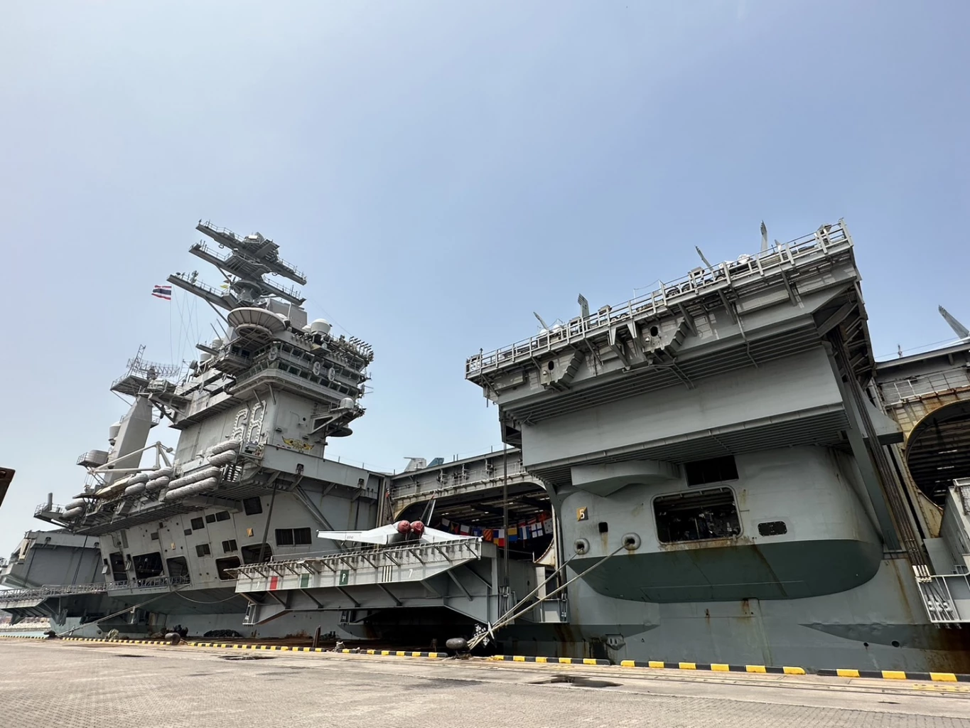 สถานทูตอเมริกาพาสื่อมวลชน ชมเรือรบ USS NIMITZ