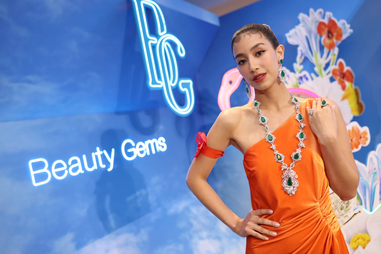 สดใส แสบตา 'มิ้นต์ ชาลิดา' นำทีม 'เซย่า - มิย่า' ใส่เพชร 150 ล้าน เดินแฟชั่น