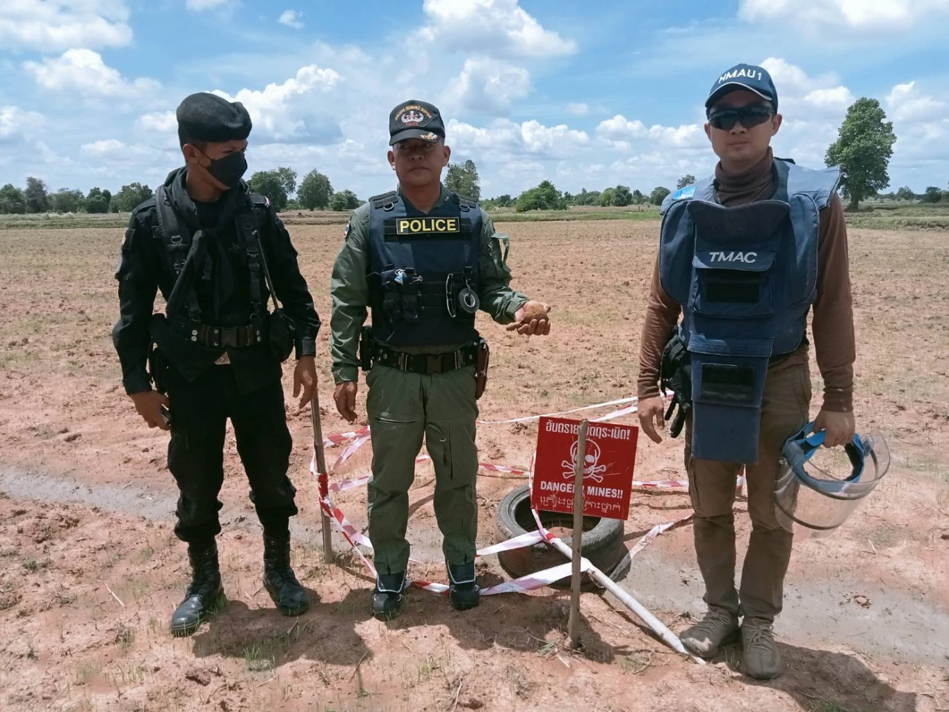 EOD เก็บกู้ทำลาย 'ทุ่นระเบิด' 3 ลูก ใกล้จุดคนไทยเหยียบขาขาด